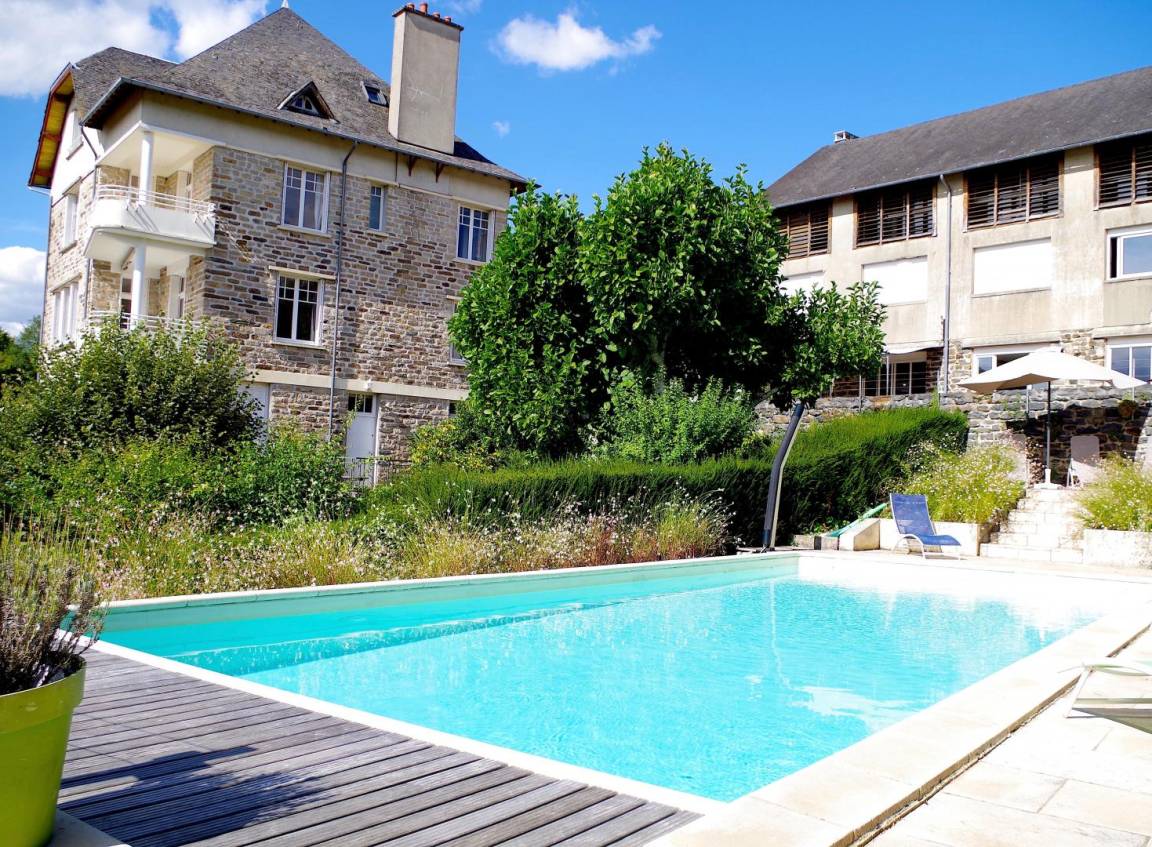 345 M² Gîte ∙ 7 Chambres ∙ 14 Personnes - Corrèze