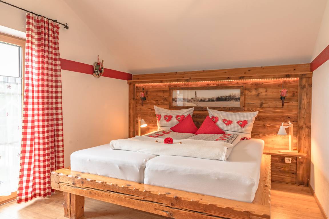 65 M² Ferienwohnung ∙ 2 Schlafzimmer ∙ 5 Gäste - Traunreut