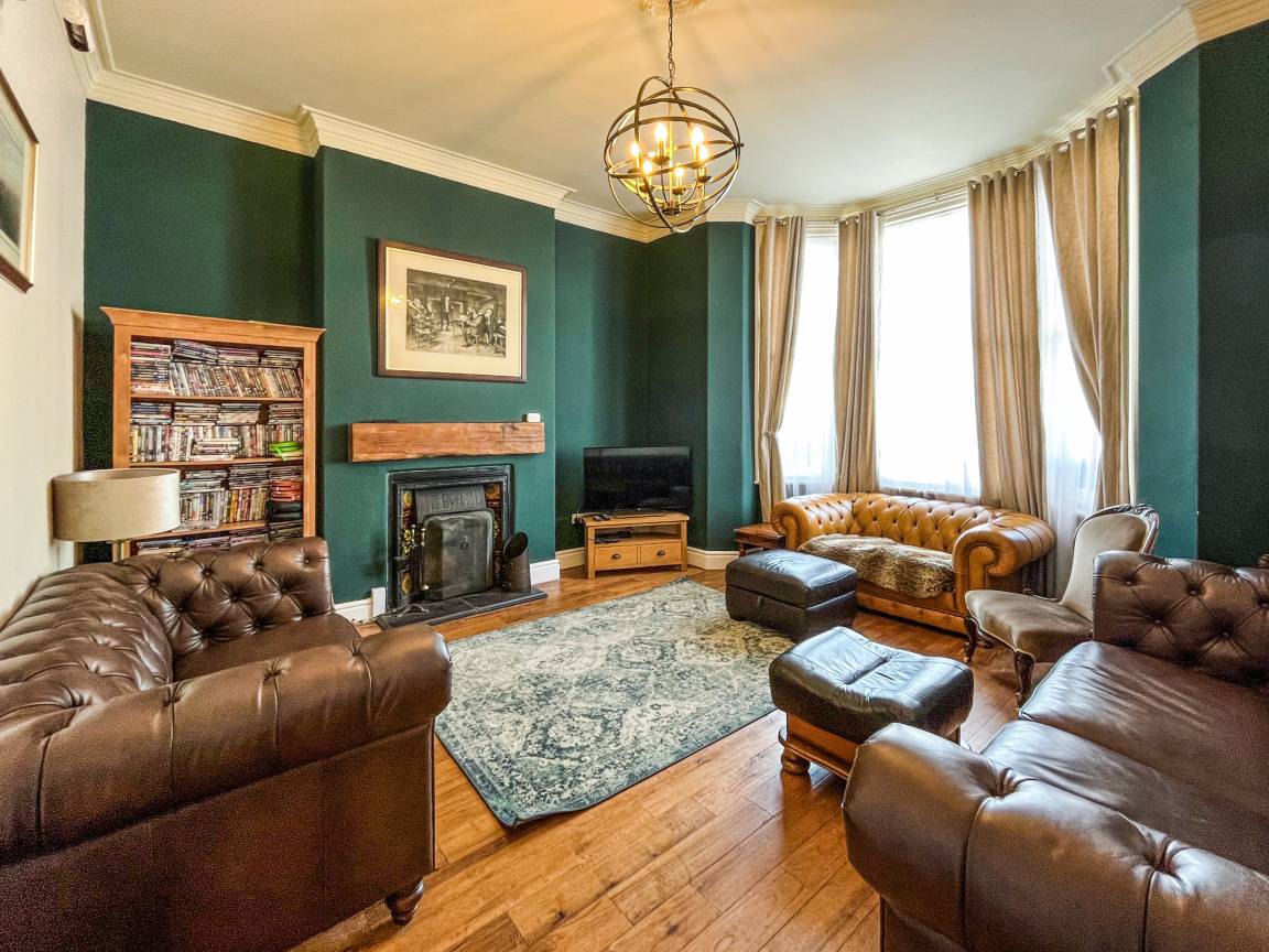 Cottage ∙ 6 Bedrooms ∙ 13 Guests - Llandudno