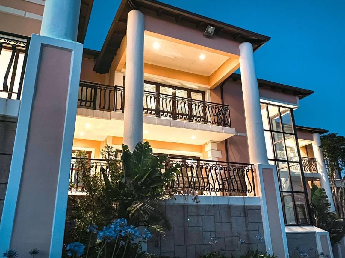 520 M² House ∙ 5 Bedrooms ∙ 10 Guests - Knysna