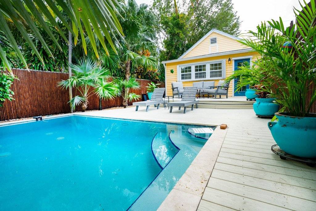 Cottage ∙ 2 Bedrooms ∙ 4 Guests - Key West, FL