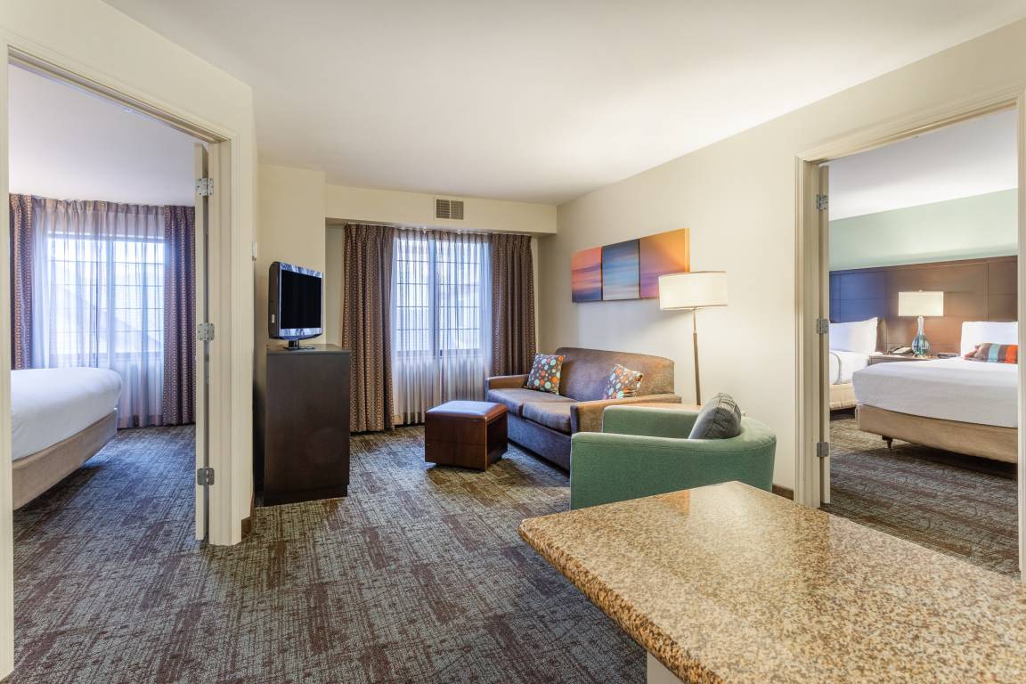 Condo ∙ 2 Bedrooms ∙ 8 Guests - Davenport, IA