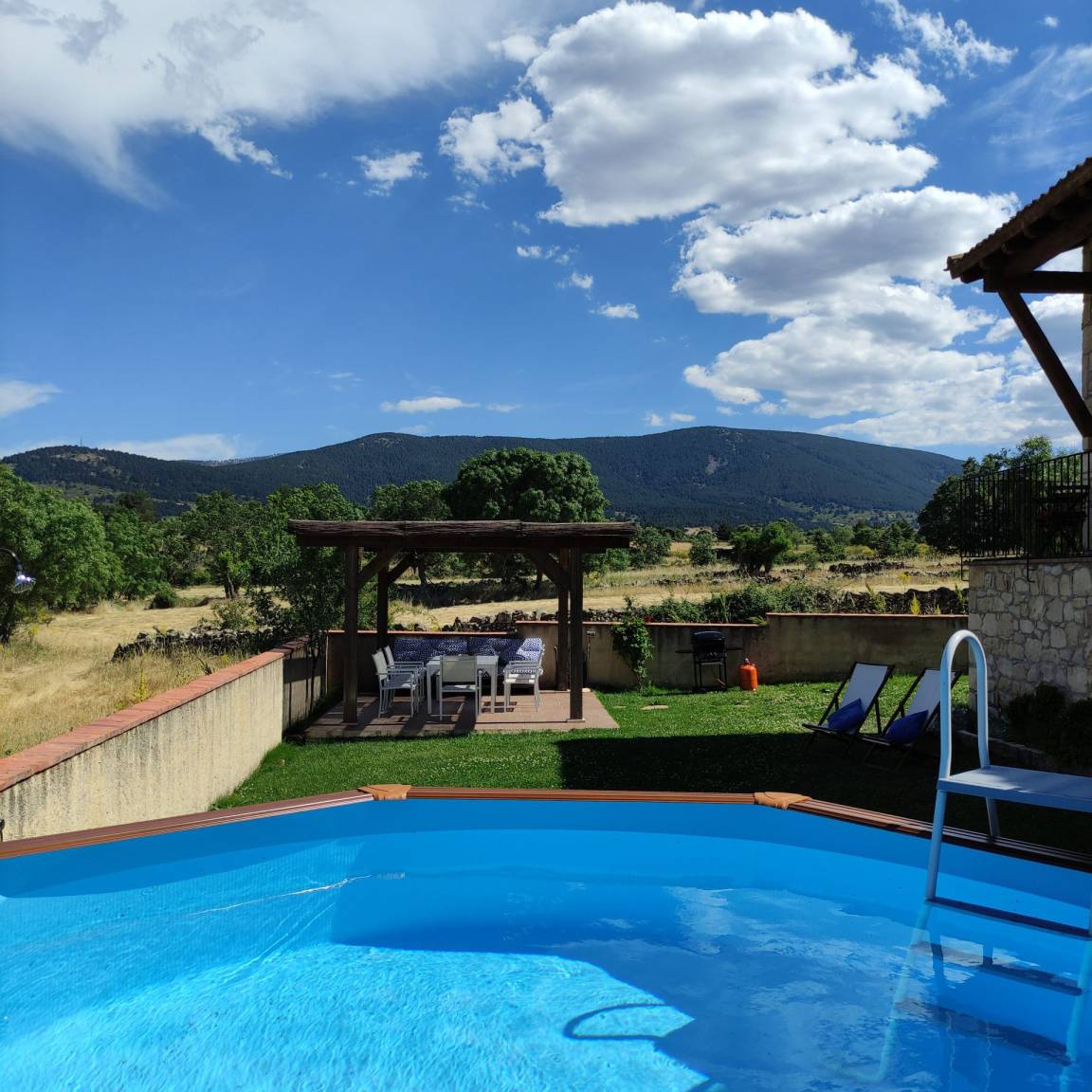200 M² Casa ∙ 4 Habitaciones ∙ 10 Huéspedes - Navafría
