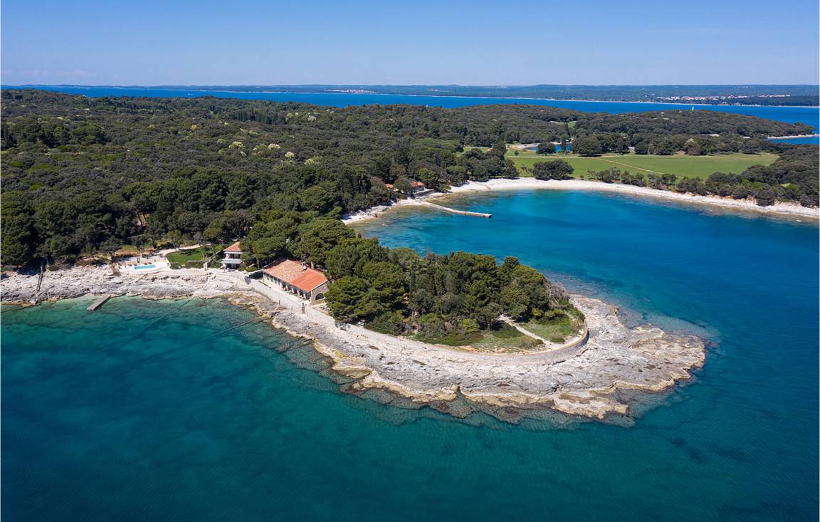 550 M² House ∙ 4 Bedrooms ∙ 8 Guests - Pula