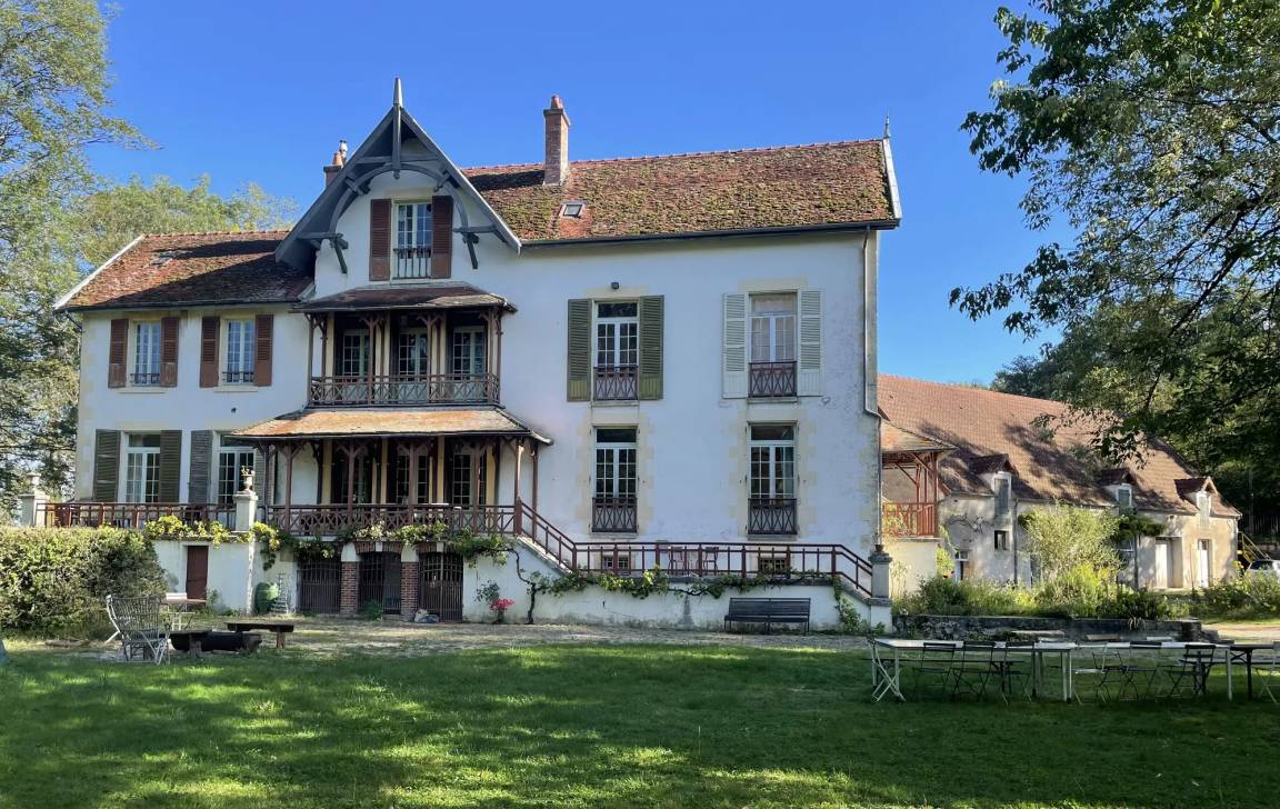 350 M² Maison De Vacances ∙ 8 Chambres ∙ 15 Personnes - Clamecy