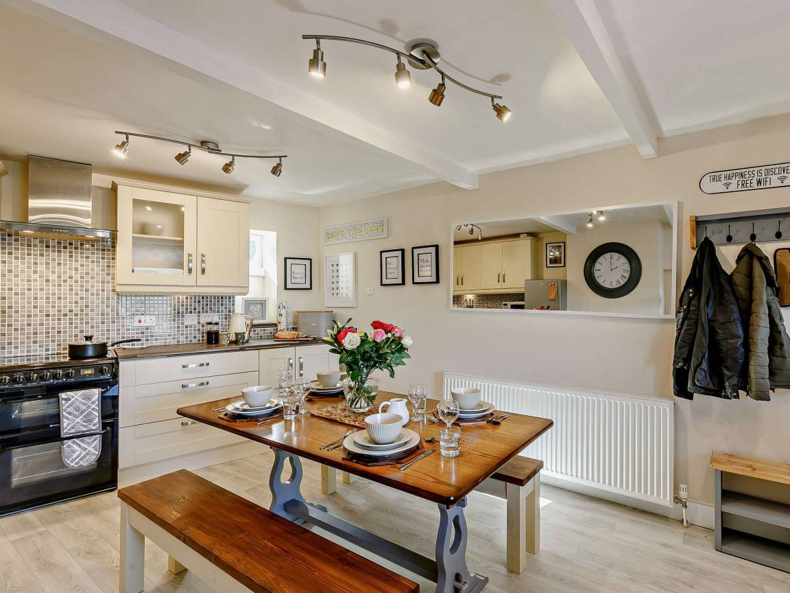 Cottage ∙ 3 Bedrooms ∙ 6 Guests - University of Huddersfield Queensgate Campus