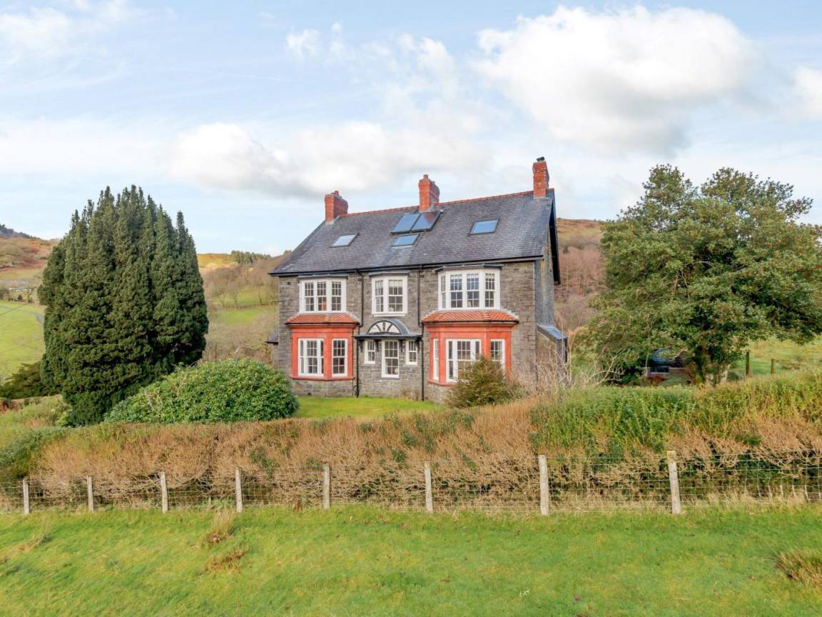 Cottage ∙ 7 Bedrooms ∙ 14 Guests - Machynlleth