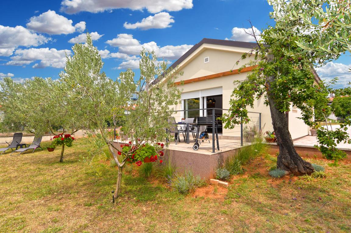 74 M² Huis ∙ 2 Slaapkamers ∙ 4 Gasten - Premantura