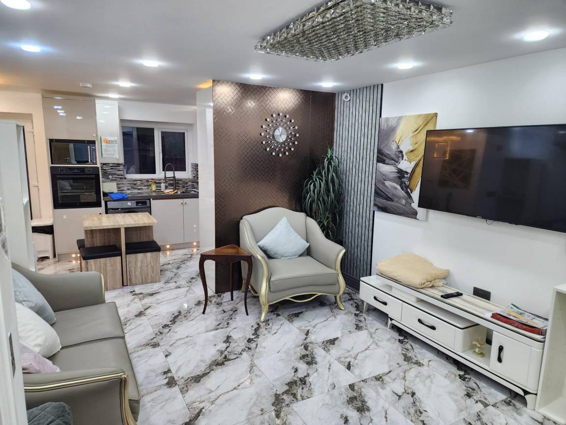 170 M² House ∙ 4 Bedrooms ∙ 7 Guests - Oldham