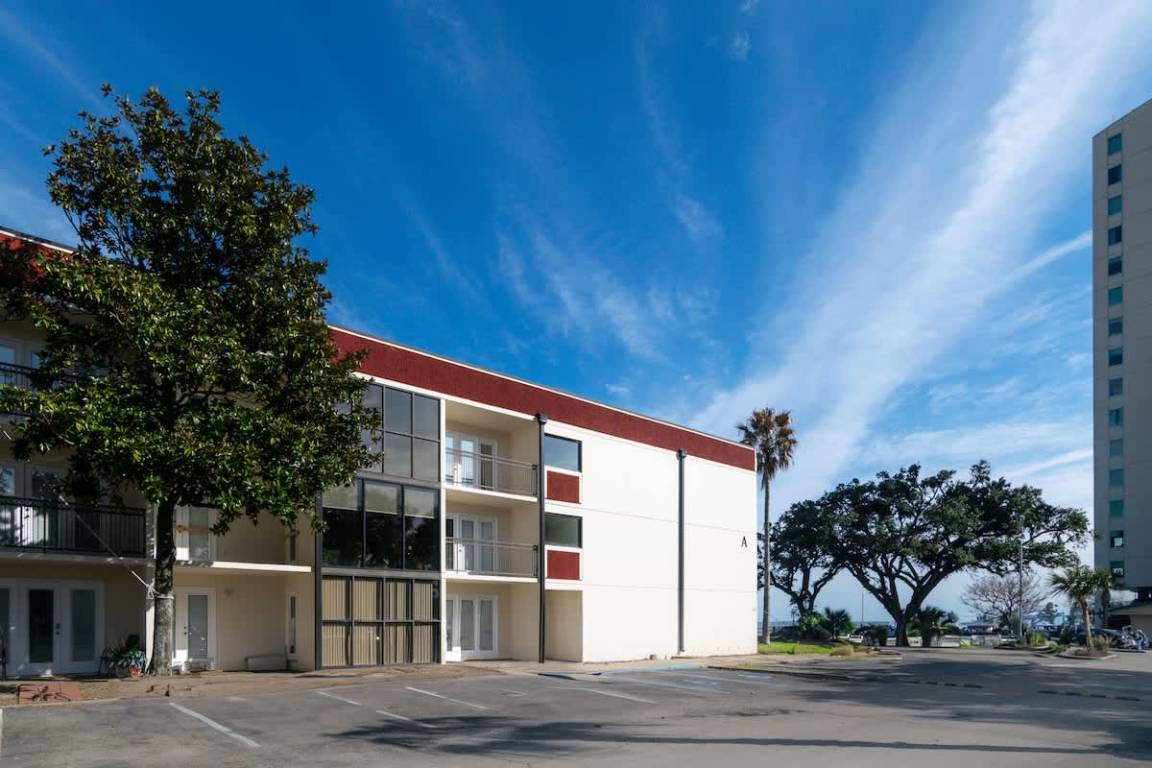 Villa ∙ 2 Bedrooms ∙ 6 Guests - Biloxi, MS