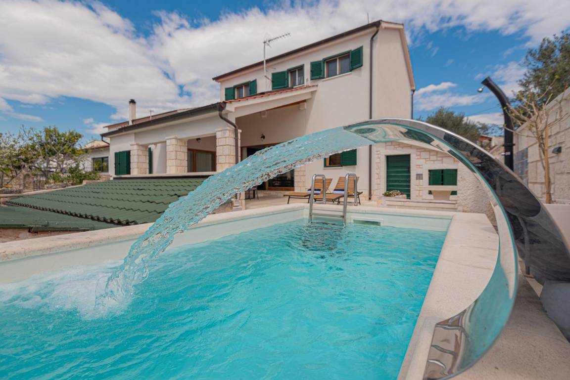 190 M² Talo ∙ 3 Makuuhuonetta ∙ 7 Vierasta - Vodice