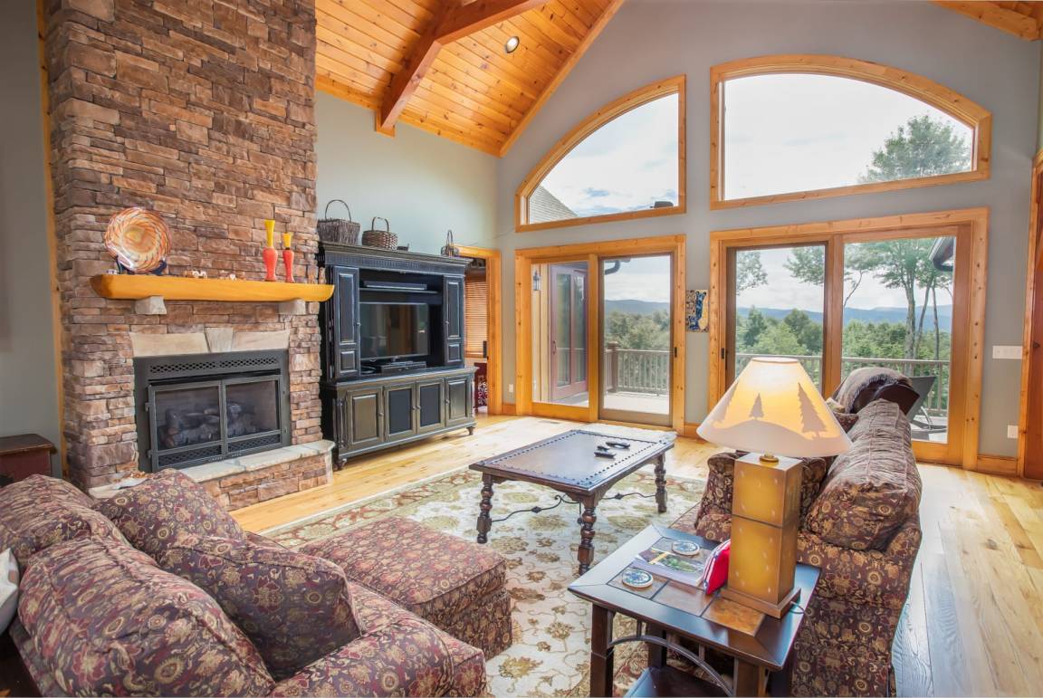 242 M² Cabin ∙ 3 Bedrooms ∙ 8 Guests - Roan Mountain, TN