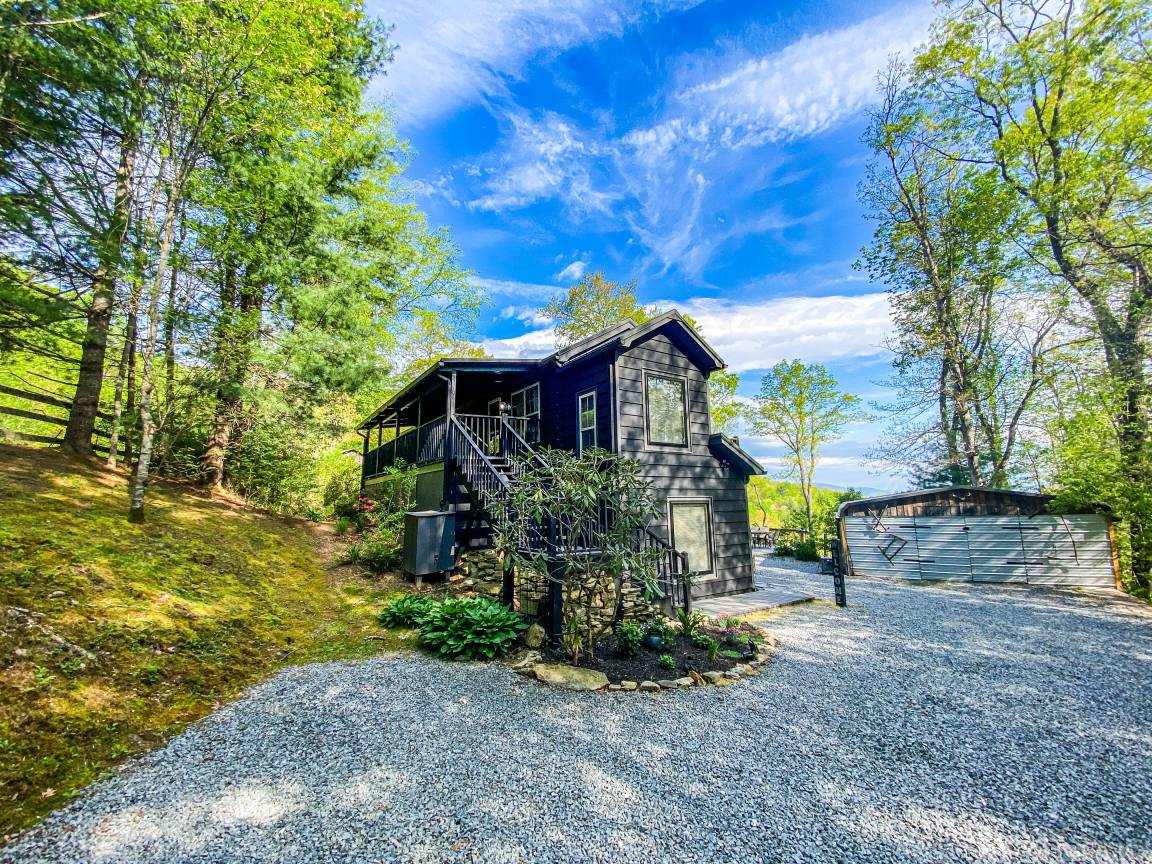 House ∙ 3 Bedrooms ∙ 6 Guests - Brevard, NC