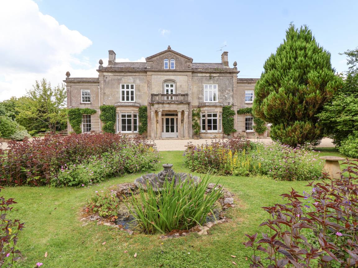 Cottage ∙ 14 Bedrooms ∙ 33 Guests - Dorset
