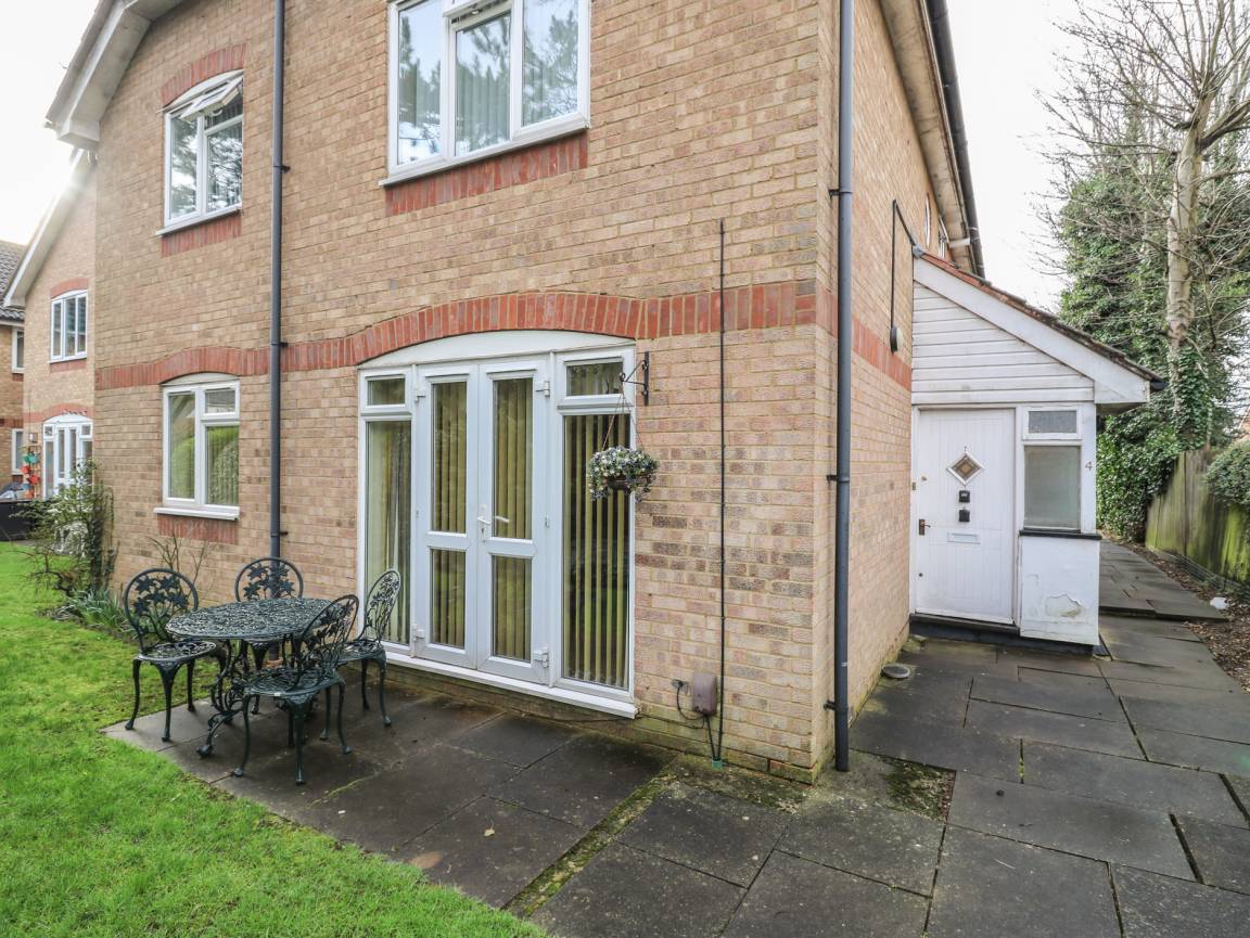 Cottage ∙ 2 Bedrooms ∙ 6 Guests - St Albans