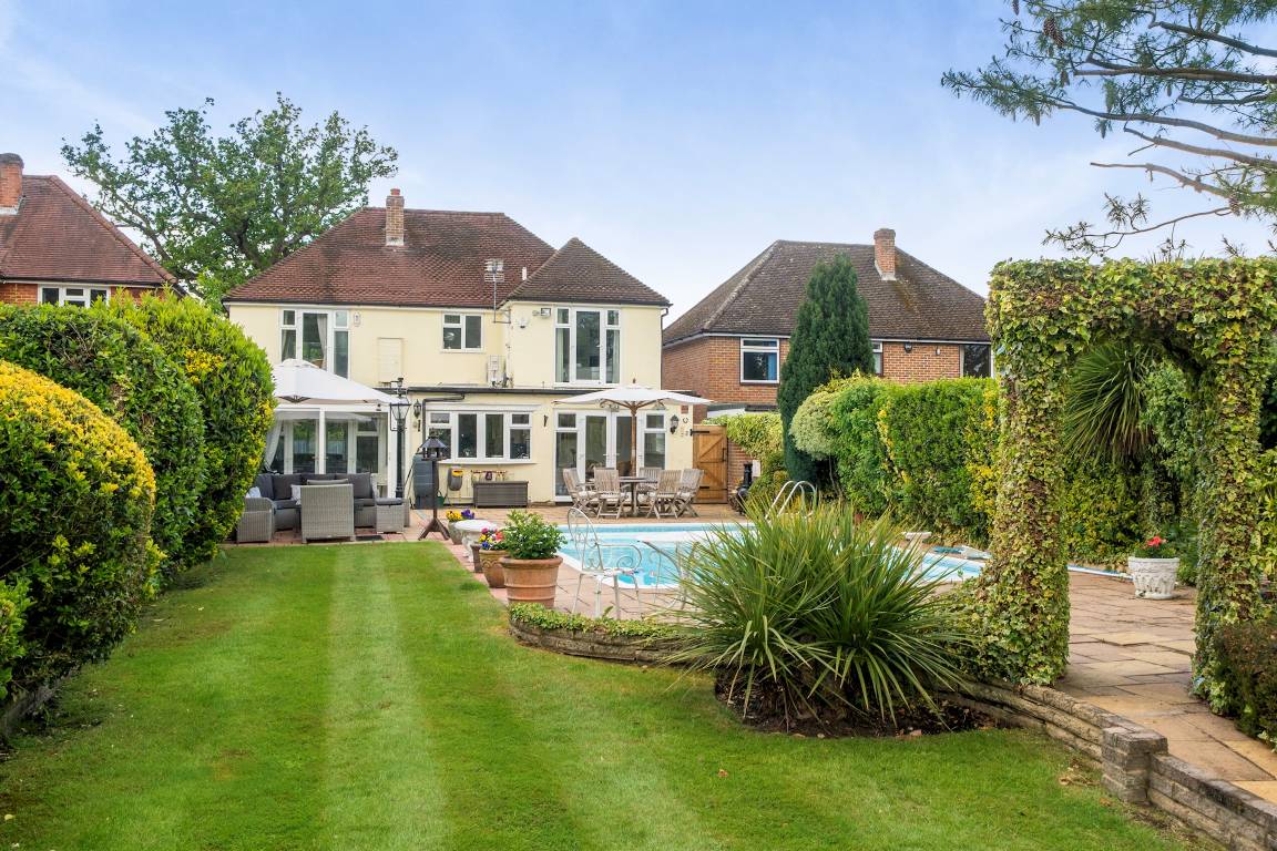 149 M² House ∙ 4 Bedrooms ∙ 8 Guests - Shere