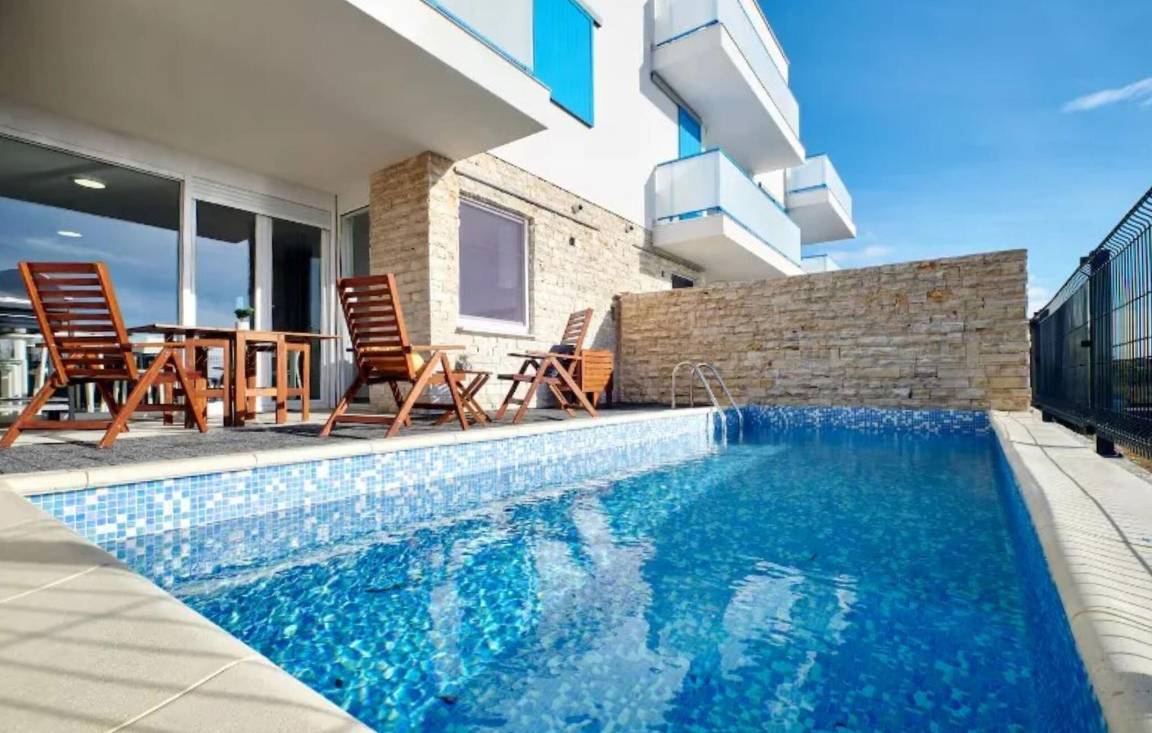 369 M² Maisonette ∙ 5 Bedrooms ∙ 8 Guests - Nin