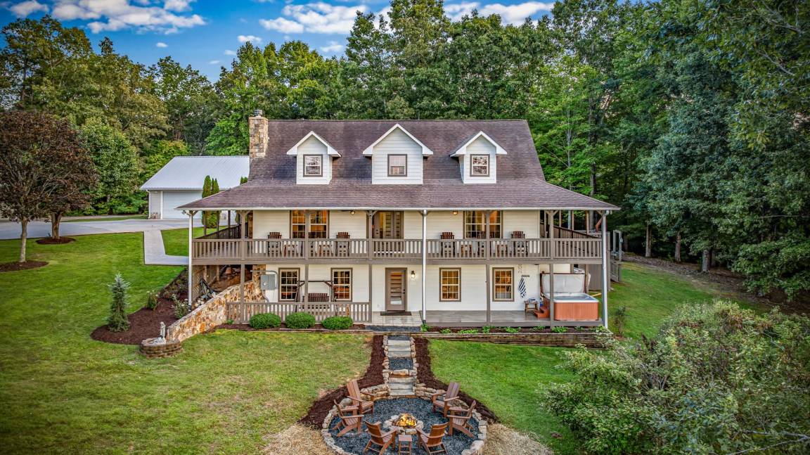 Cabin ∙ 4 Bedrooms ∙ 14 Guests - Blue Ridge, GA