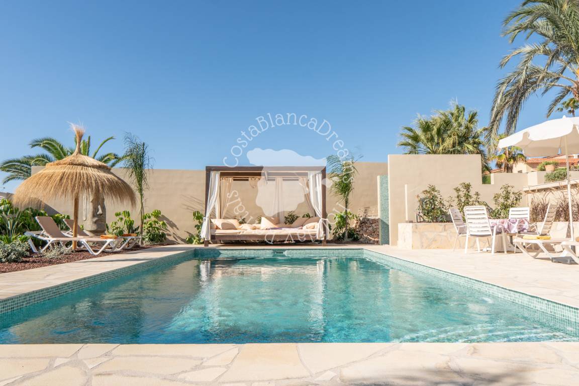 250 M² Villa ∙ 4 Bedrooms ∙ 8 Guests - Calp
