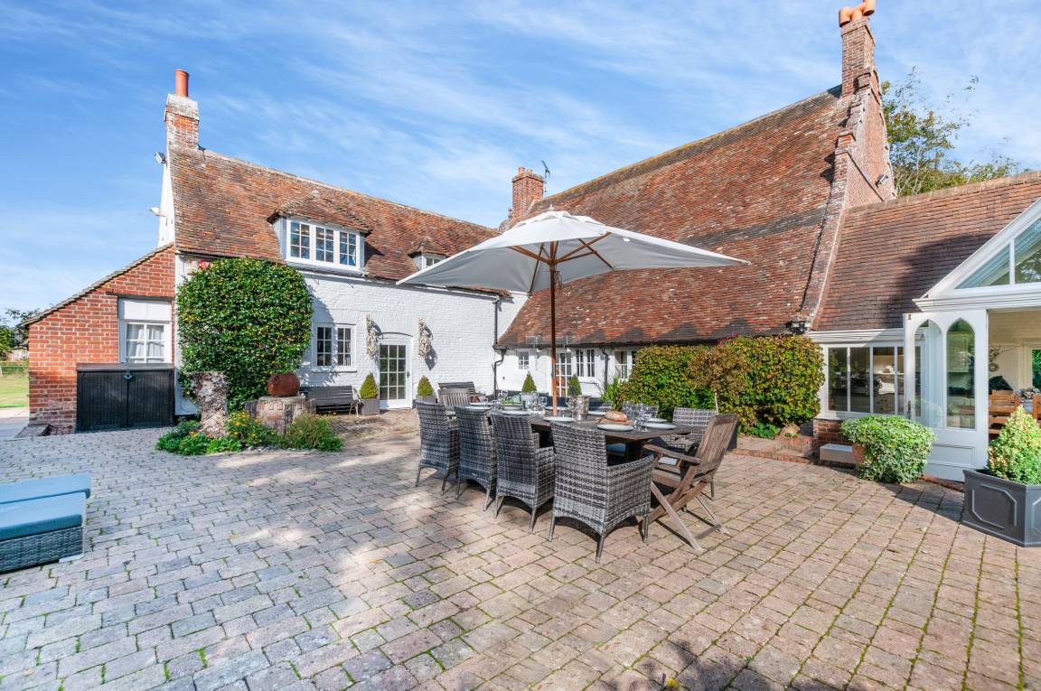 Cottage ∙ 5 Bedrooms ∙ 14 Guests - Kent