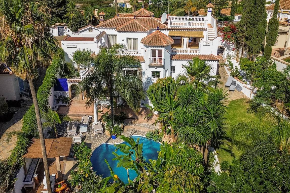 228 M² Villa ∙ 6 Bedrooms ∙ 14 Guests - Estepona