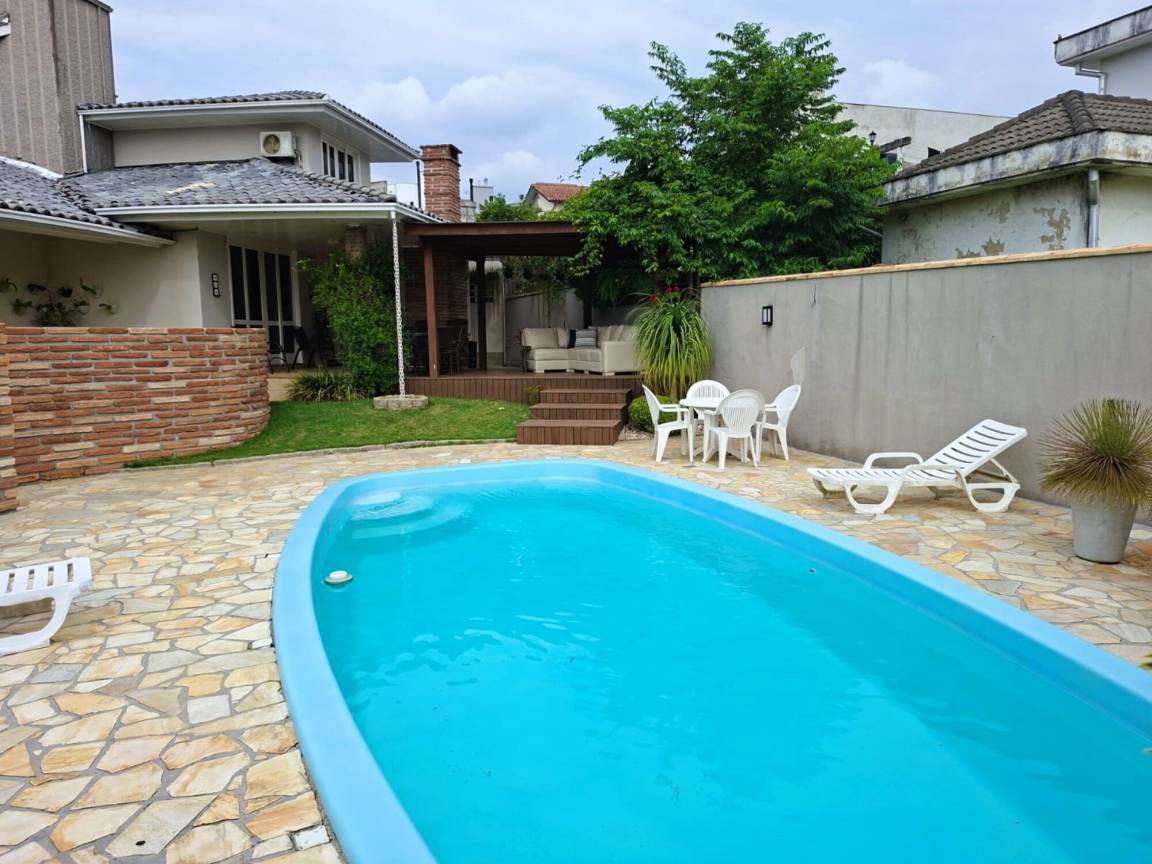 400 M² Casa ∙ 4 Quartos ∙ 10 Hóspedes - Criciúma
