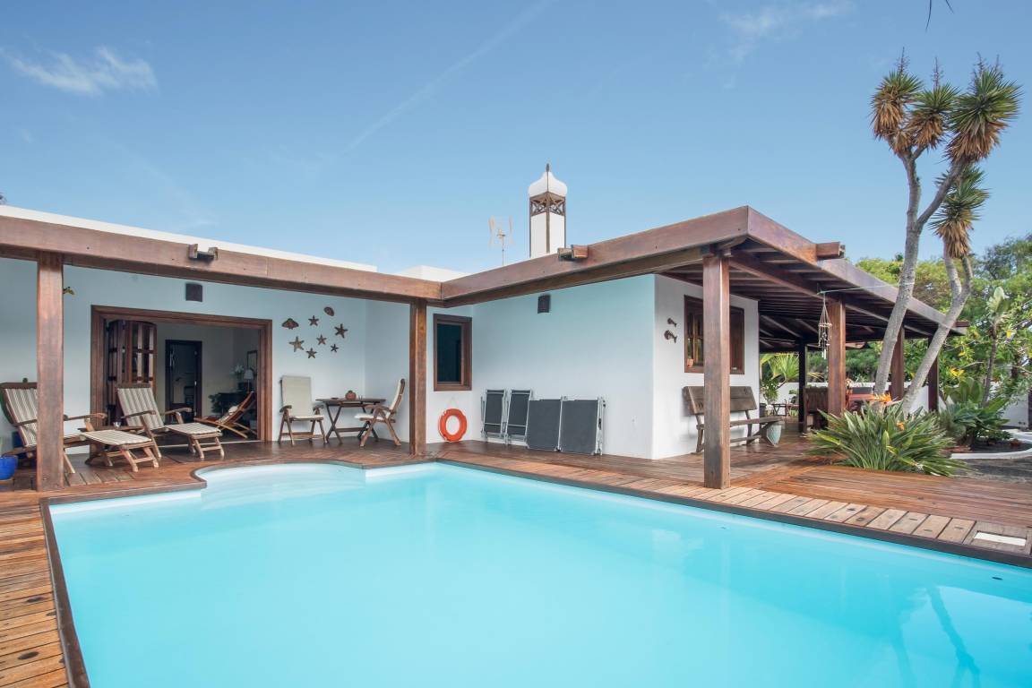 200 M² Villa ∙ 3 Bedrooms ∙ 6 Guests - Costa Teguise