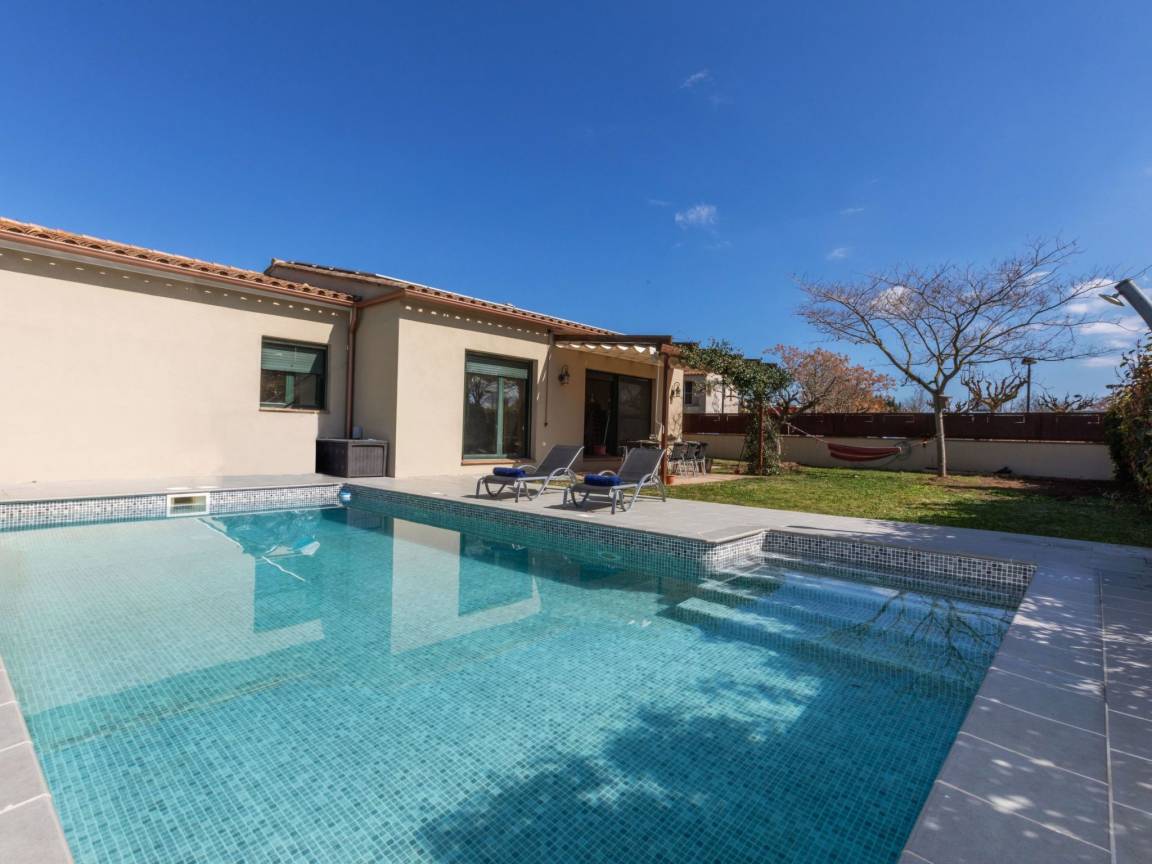140 M² House ∙ 4 Bedrooms ∙ 8 Guests - Peratallada