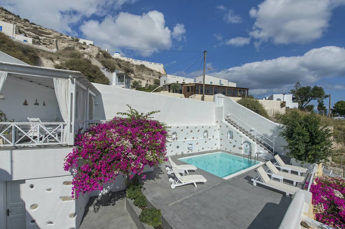 115 M² Villa ∙ 3 Bedrooms ∙ 8 Guests - Santorini