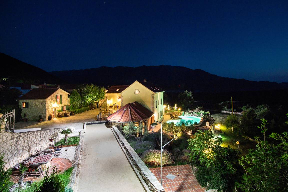 191 M² Ferienhaus ∙ 6 Schlafzimmer ∙ 12 Gäste - Baška Voda