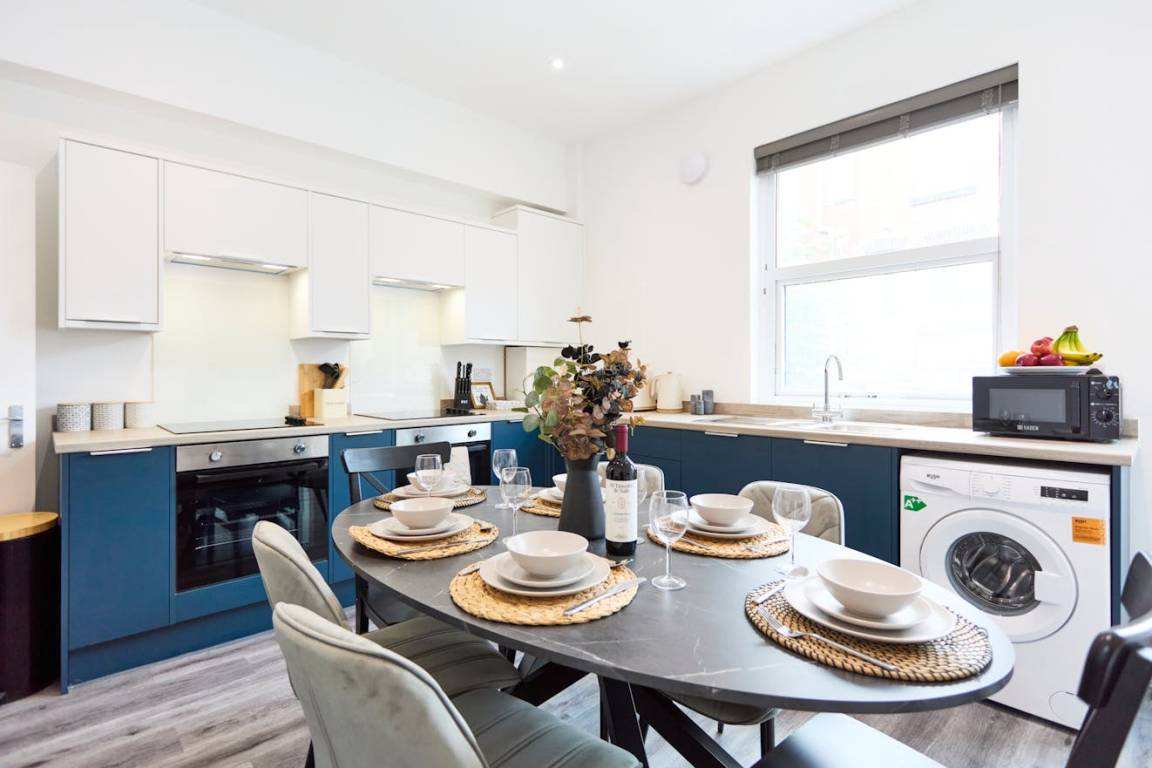 110 M² House ∙ 6 Bedrooms ∙ 11 Guests - Leeds