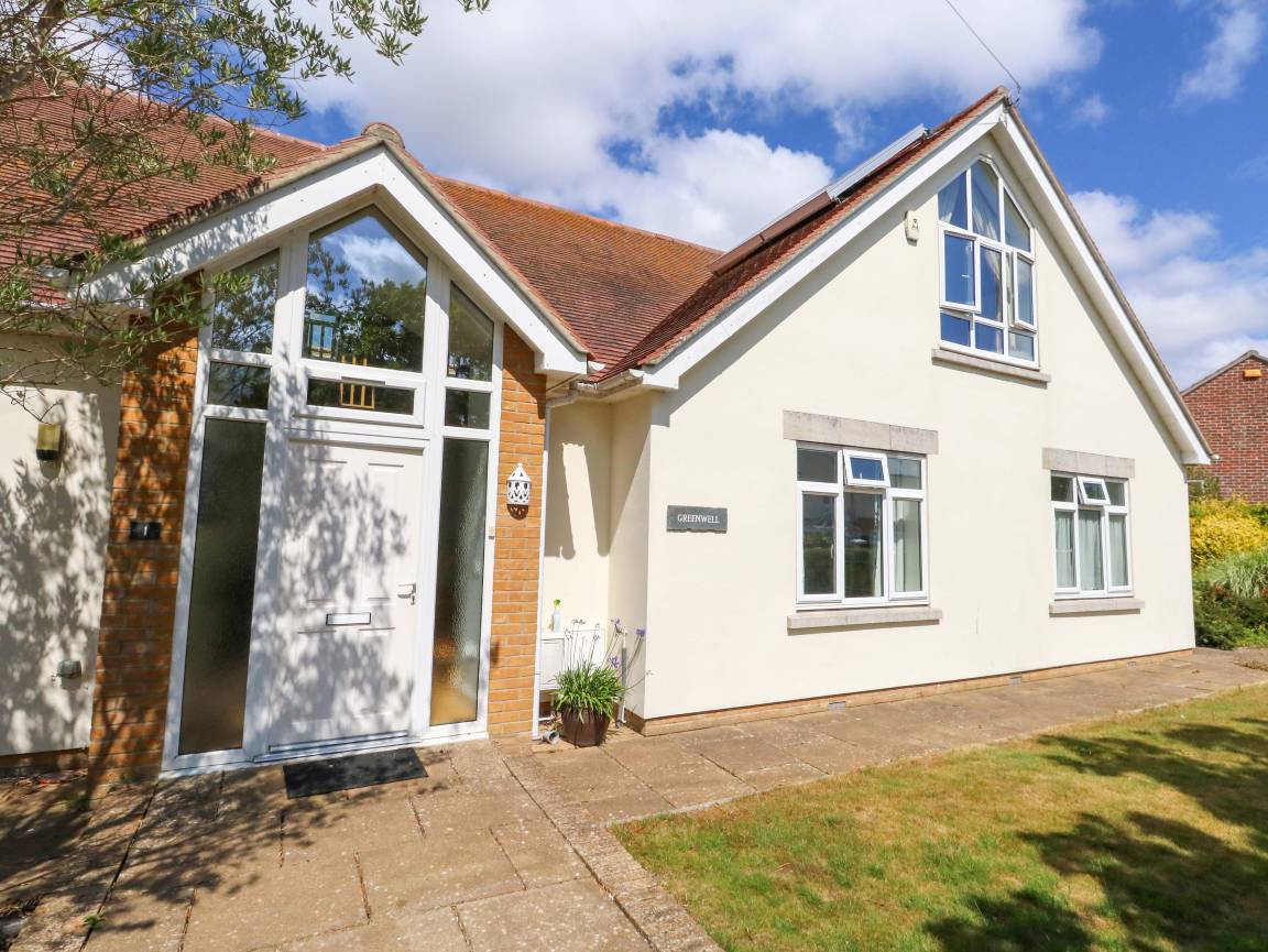 Cottage ∙ 4 Bedrooms ∙ 8 Guests - Weymouth