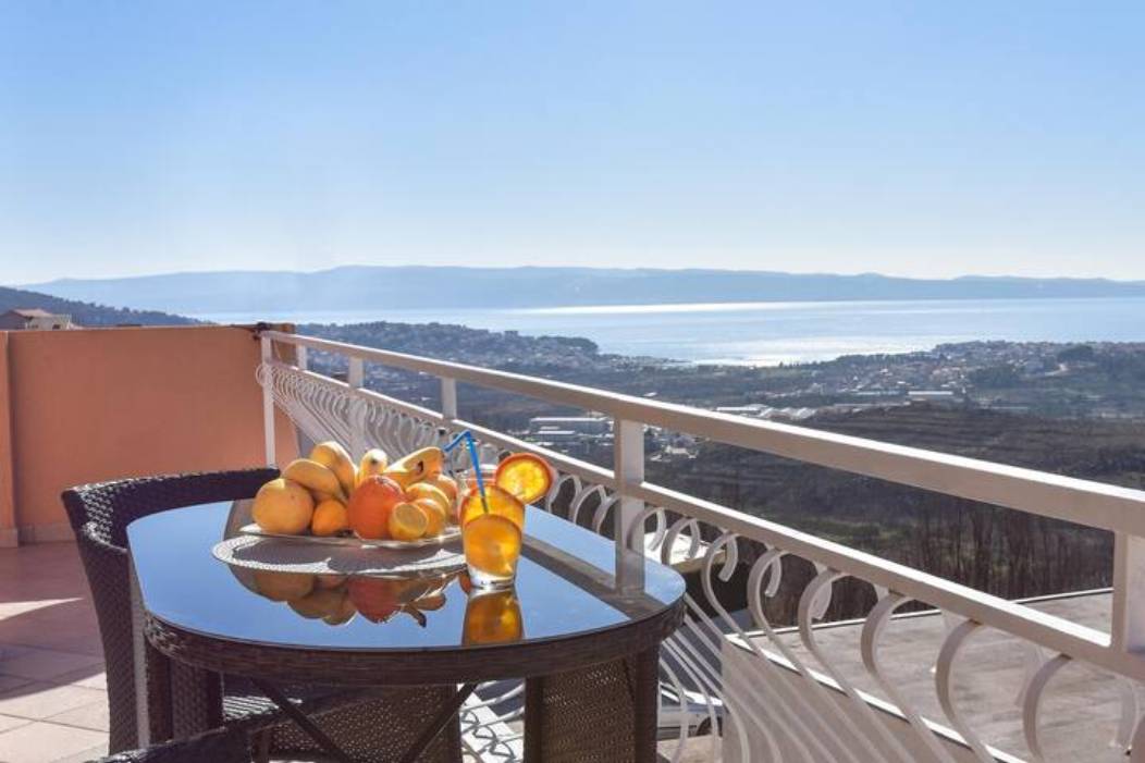280 M² Villa ∙ 7 Bedrooms ∙ 12 Guests - Podstrana