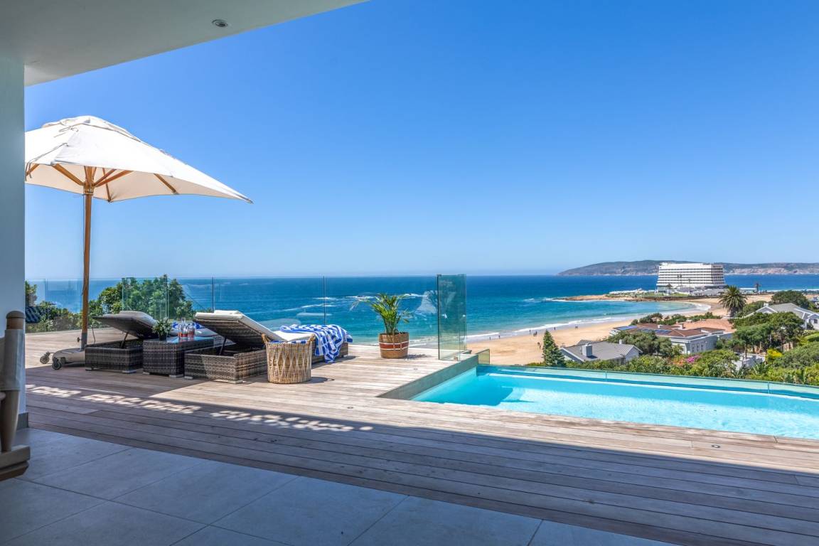 Villa ∙ 8 Bedrooms ∙ 16 Guests - Plettenberg Bay