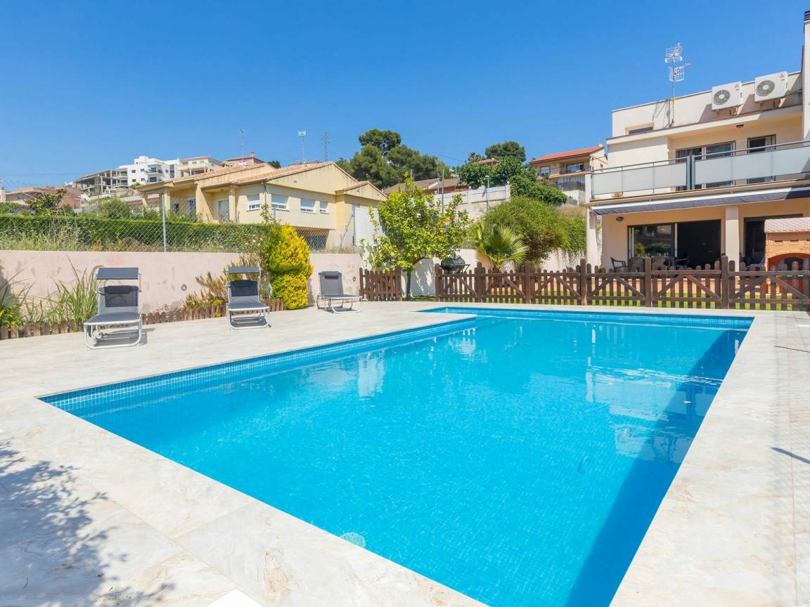 119 M² House ∙ 4 Bedrooms ∙ 7 Guests - Cunit