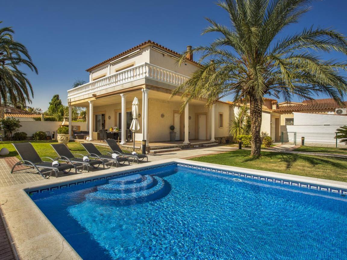 138 M² Cottage ∙ 3 Bedrooms ∙ 6 Guests - Spain