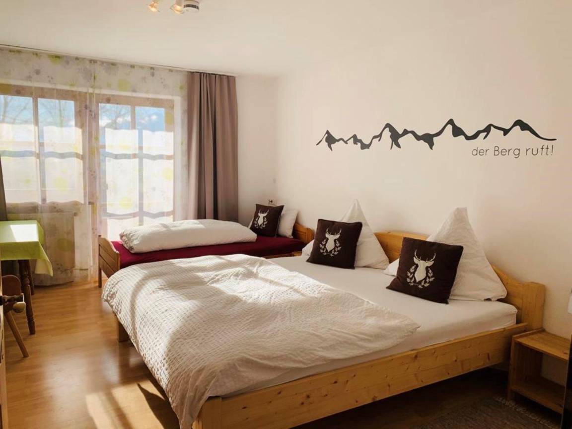 100 M² Ferienwohnung ∙ 2 Schlafzimmer ∙ 4 Gäste - Hopferau