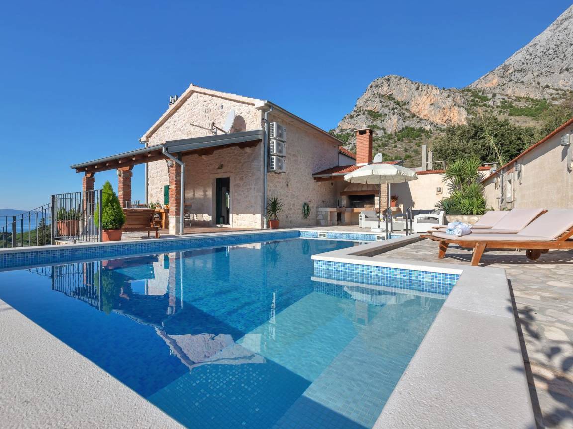 140 M² House ∙ 3 Bedrooms ∙ 6 Guests - Drvenik