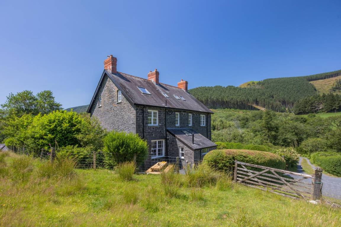 Cottage ∙ 7 Bedrooms ∙ 14 Guests - Machynlleth