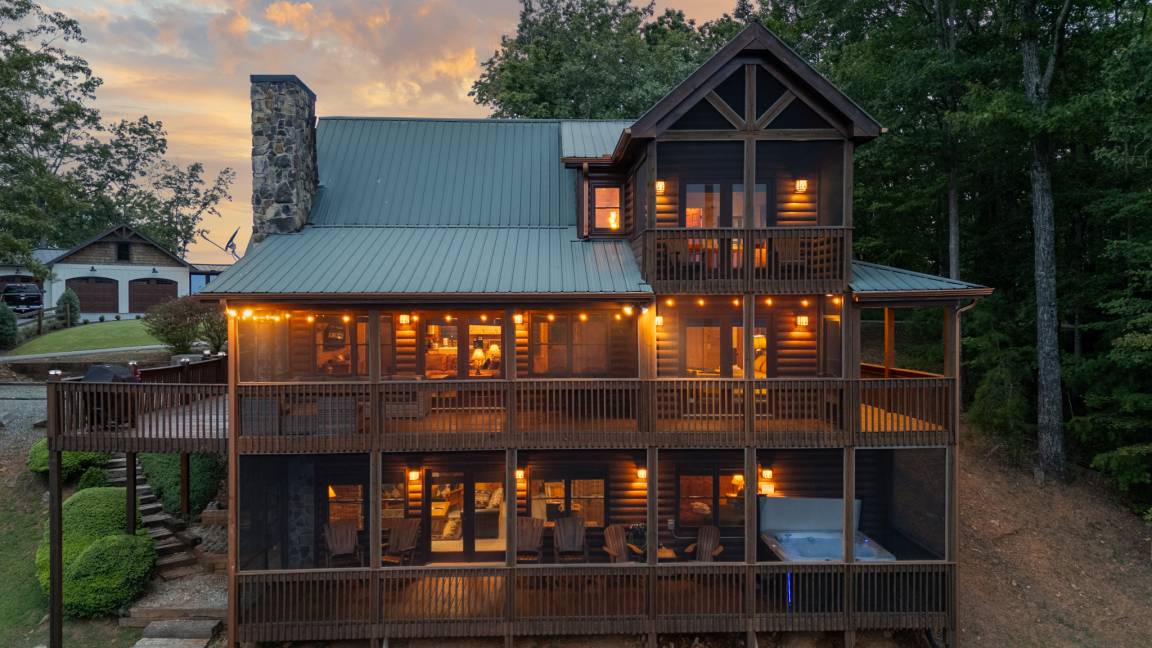208 M² Cabin ∙ 4 Bedrooms ∙ 8 Guests - Blue Ridge, GA