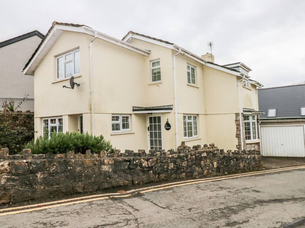 Cottage ∙ 2 Bedrooms ∙ 5 Guests - Fonmon Castle the home of Jurassic Wales - Dinosaur Attraction.