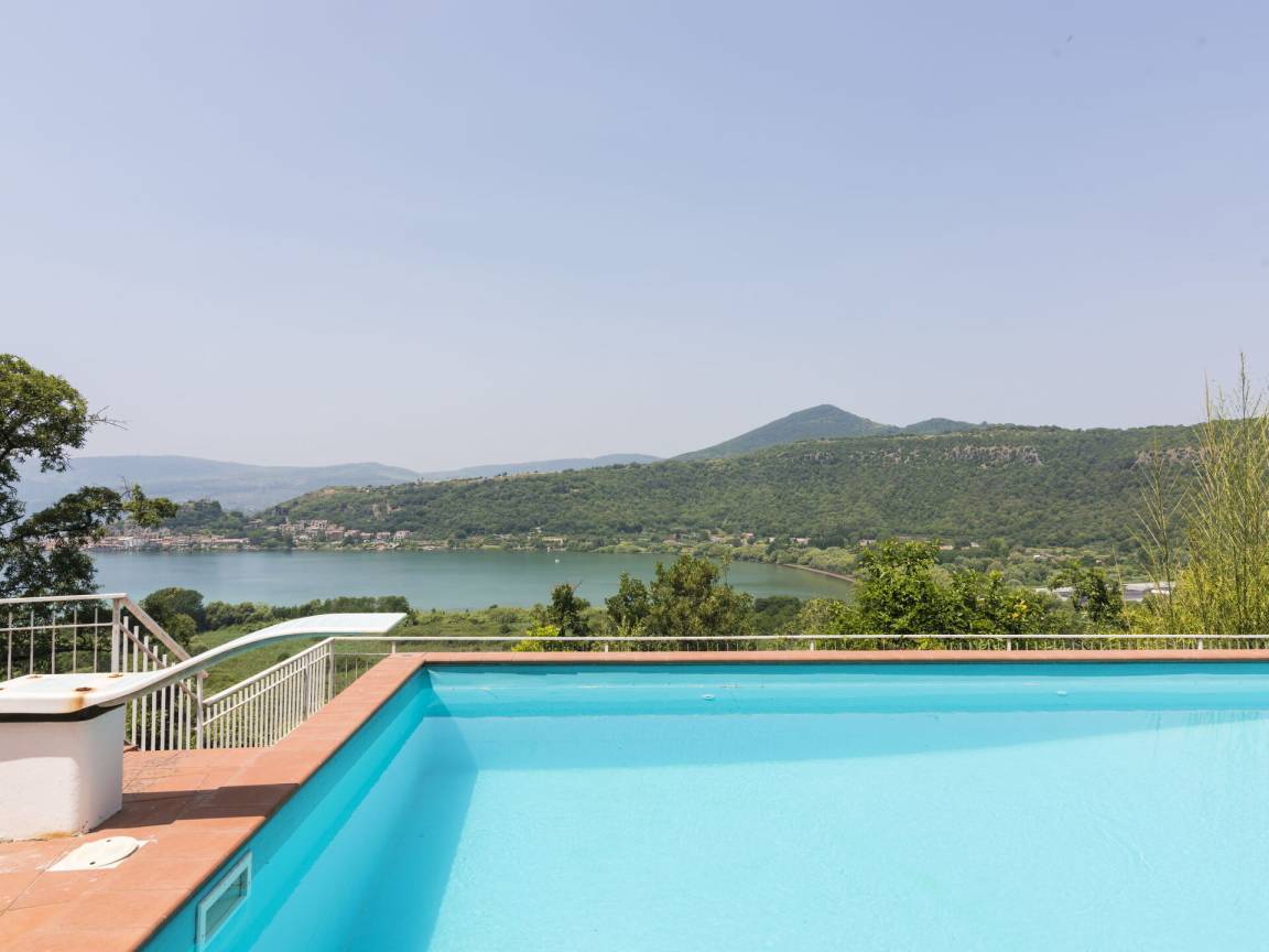 300 M² Villa ∙ 5 Habitaciones ∙ 10 Huéspedes - Trevignano Romano
