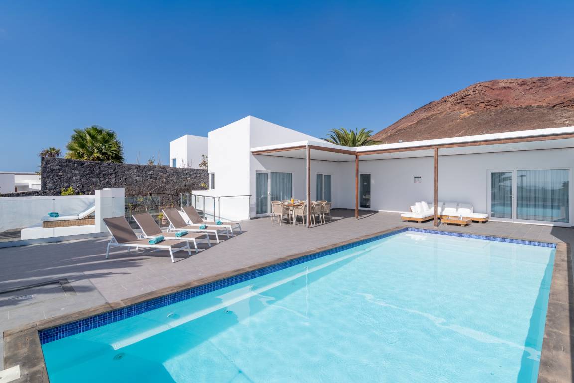 170 M² Villa ∙ 4 Bedrooms ∙ 8 Guests - Playa Blanca