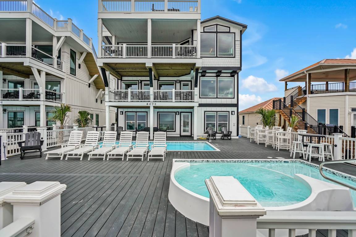 House ∙ 14 Bedrooms ∙ 34 Guests - Oak Island, NC