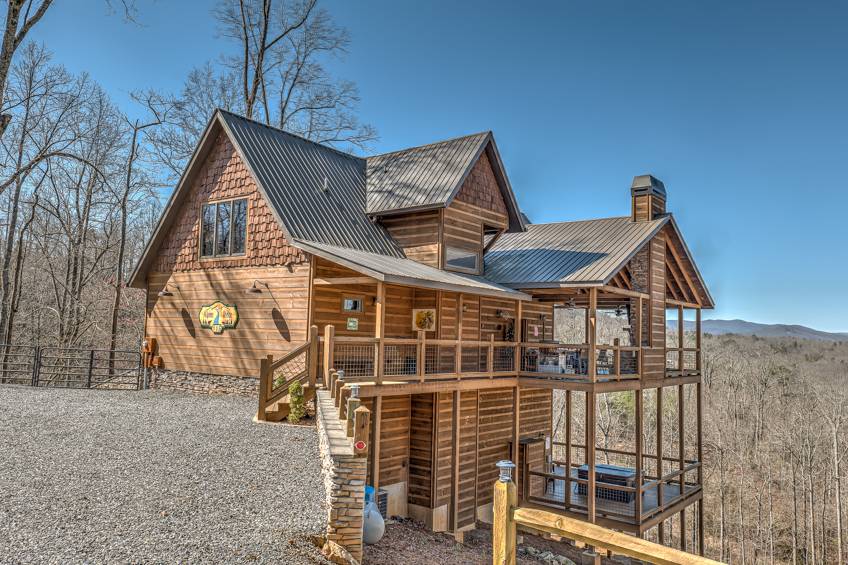 Cabin ∙ 4 Bedrooms ∙ 10 Guests - Blue Ridge, GA