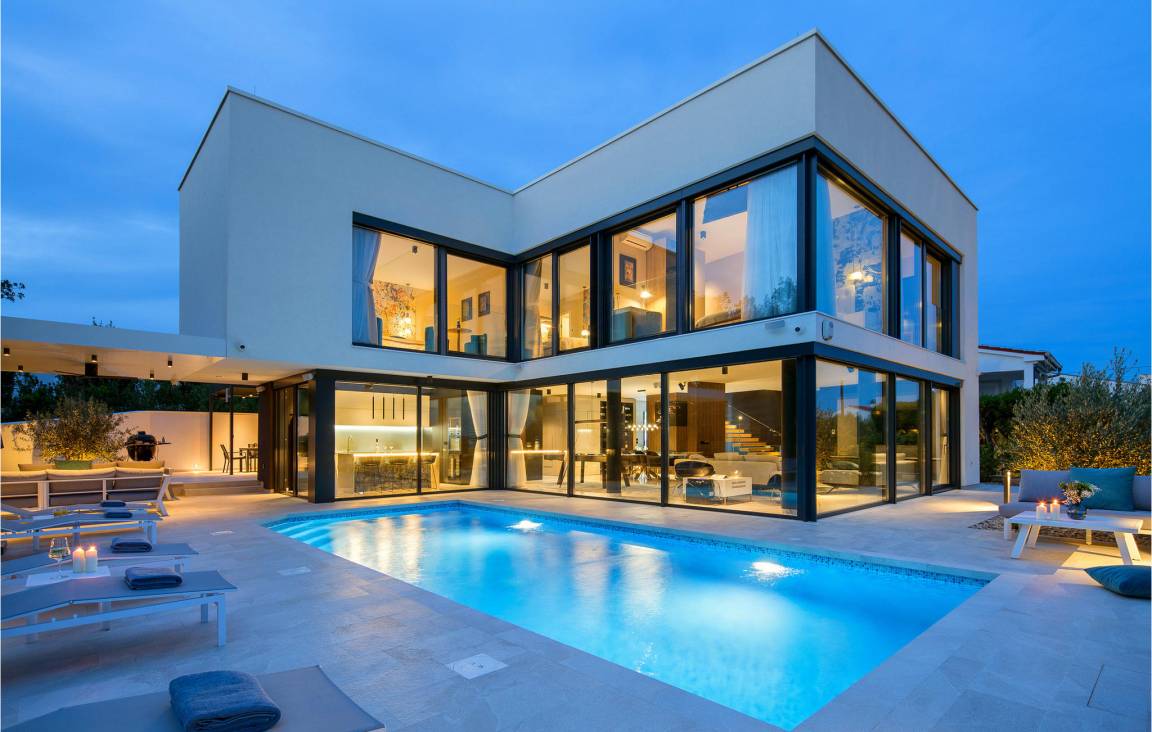 320 M² Ferienhaus ∙ 4 Schlafzimmer ∙ 10 Gäste - Nin