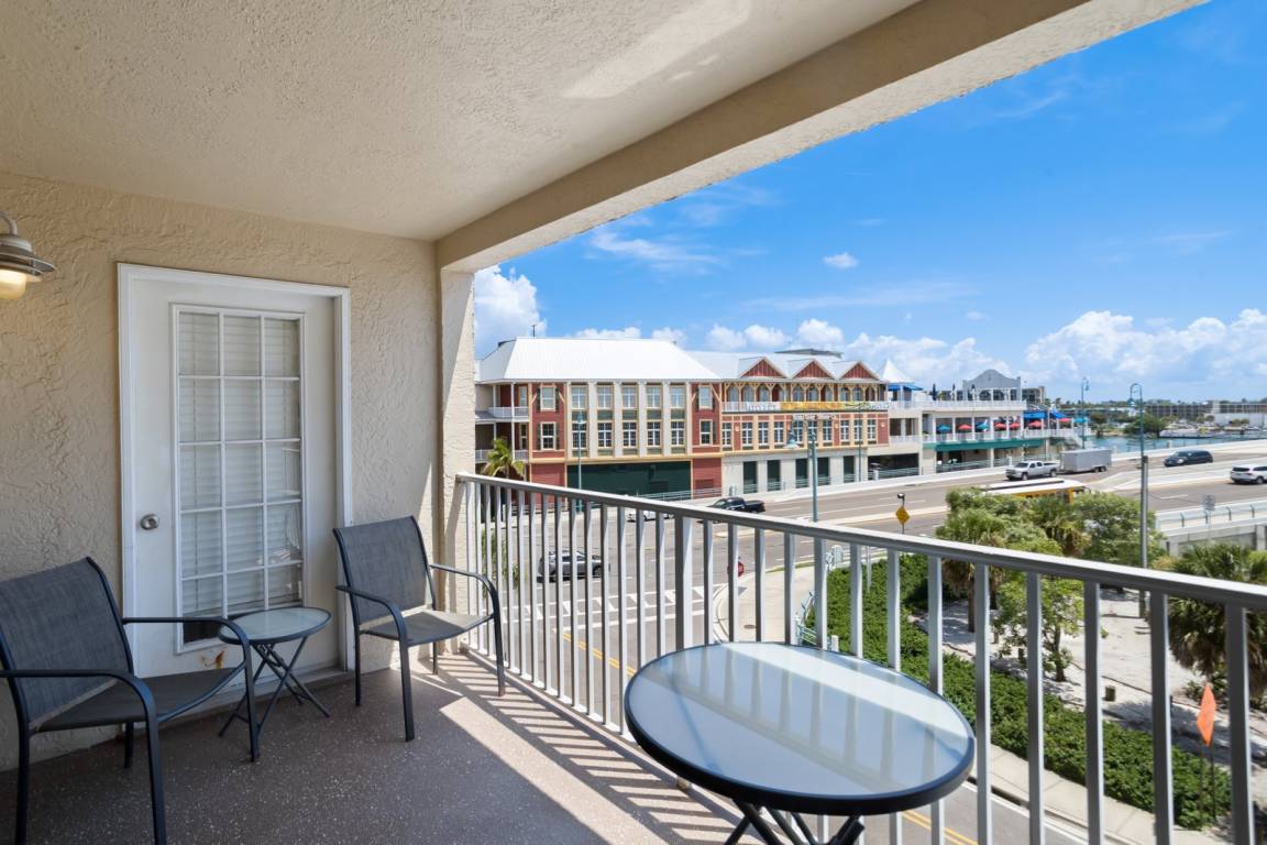 106 M² Condo ∙ 2 Bedrooms ∙ 6 Guests - Madeira Beach, FL