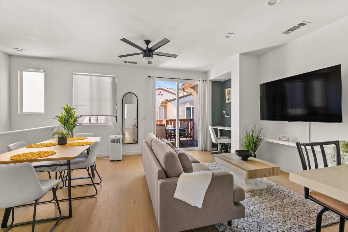 83 M² Hotel ∙ 2 Bedrooms ∙ 4 Guests - Vista, CA