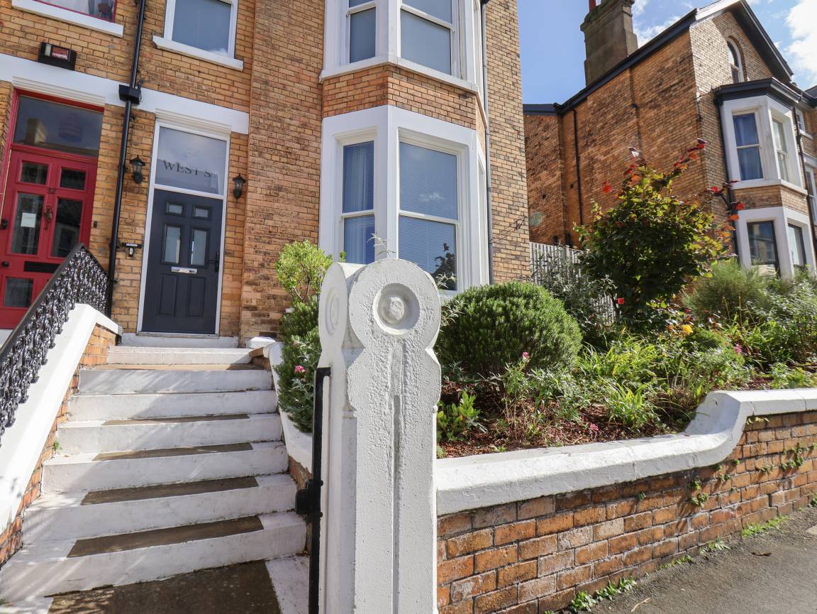 Cottage ∙ 9 Bedrooms ∙ 17 Guests - Scarborough