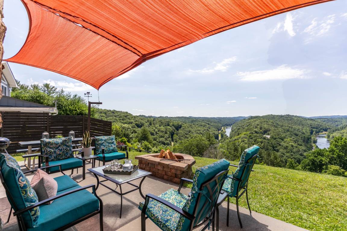 House ∙ 3 Bedrooms ∙ 6 Guests - West Jefferson, NC